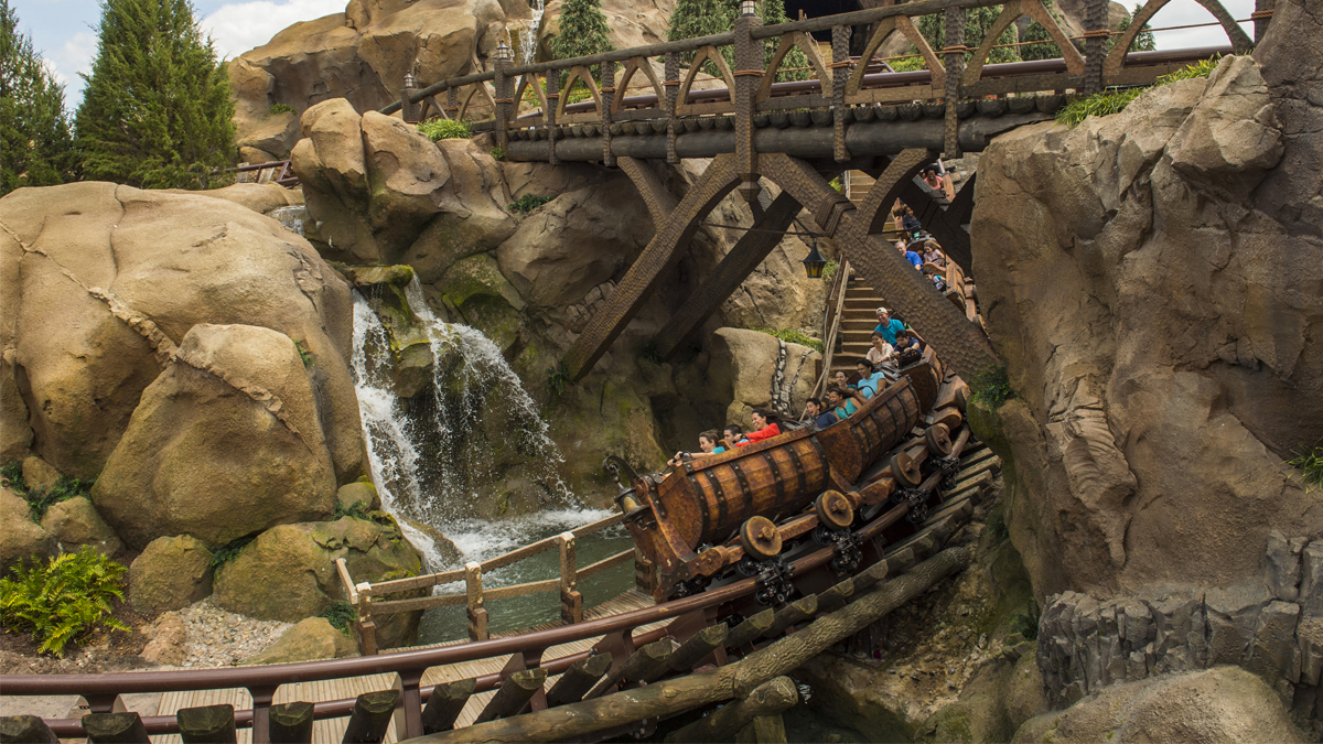 Verbal Altercation in Queue of Seven Dwarfs Mine Train Caught on Camera